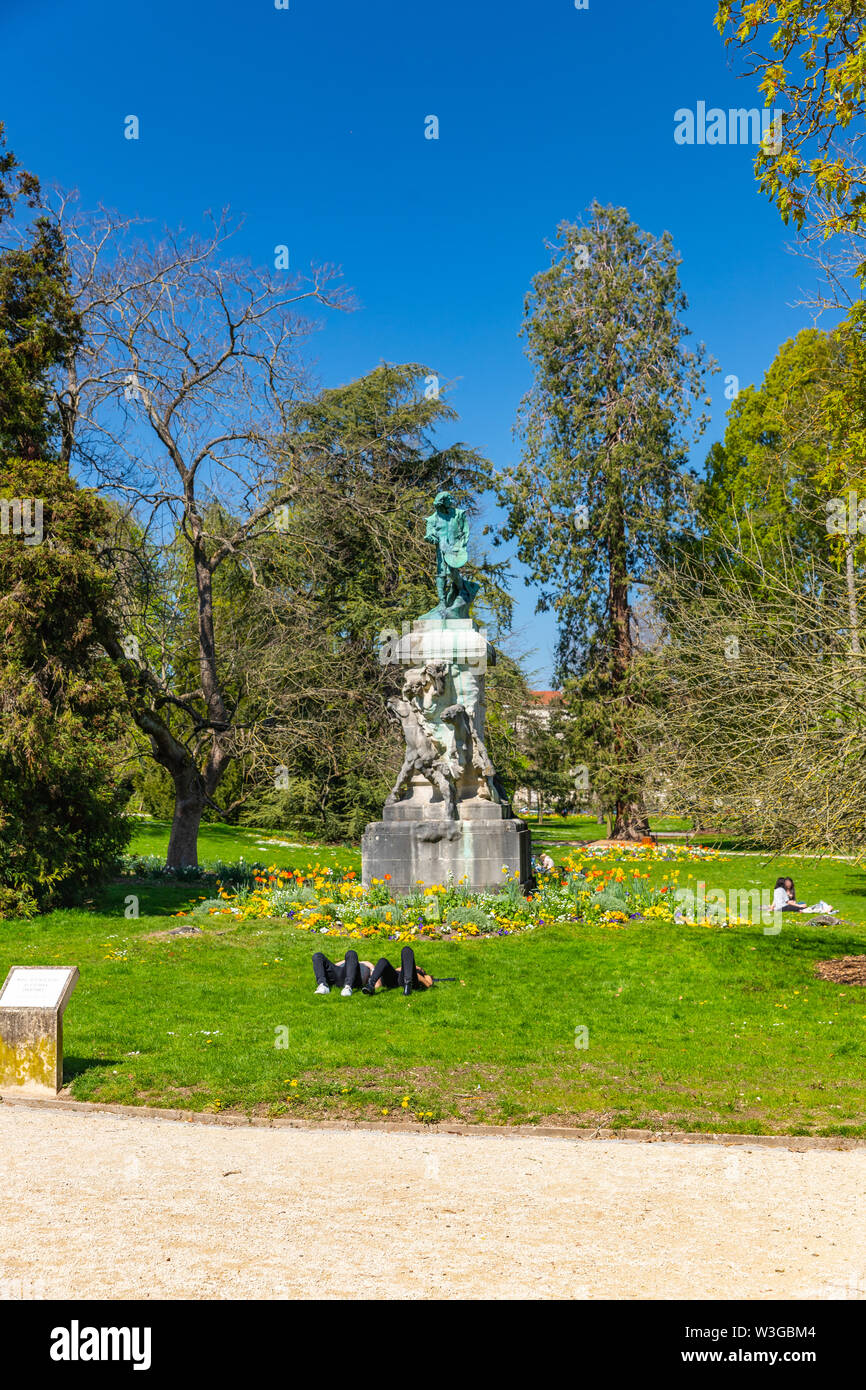 Couple enjoying spring sun in Parque de la Pépinière with Rodin statue ...