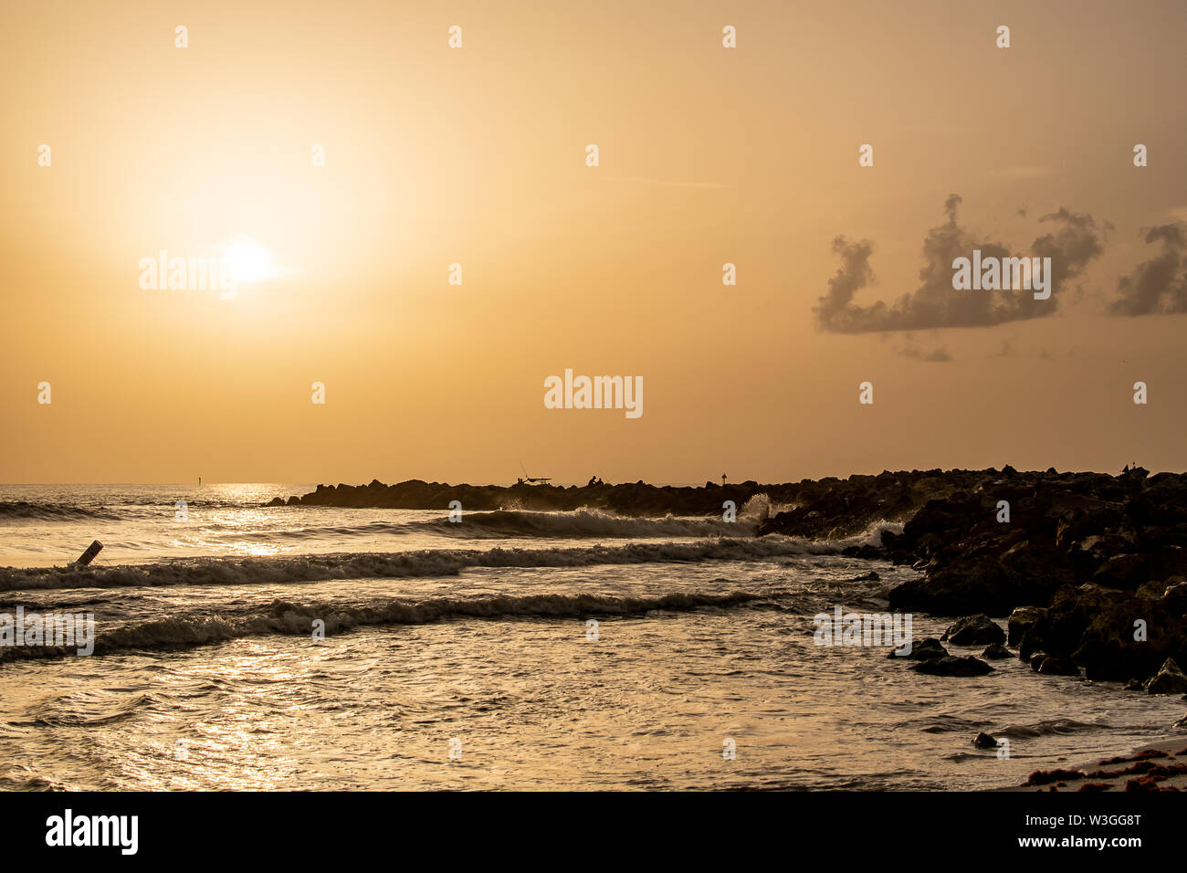 Sun hitting water hi-res stock photography and images - Alamy