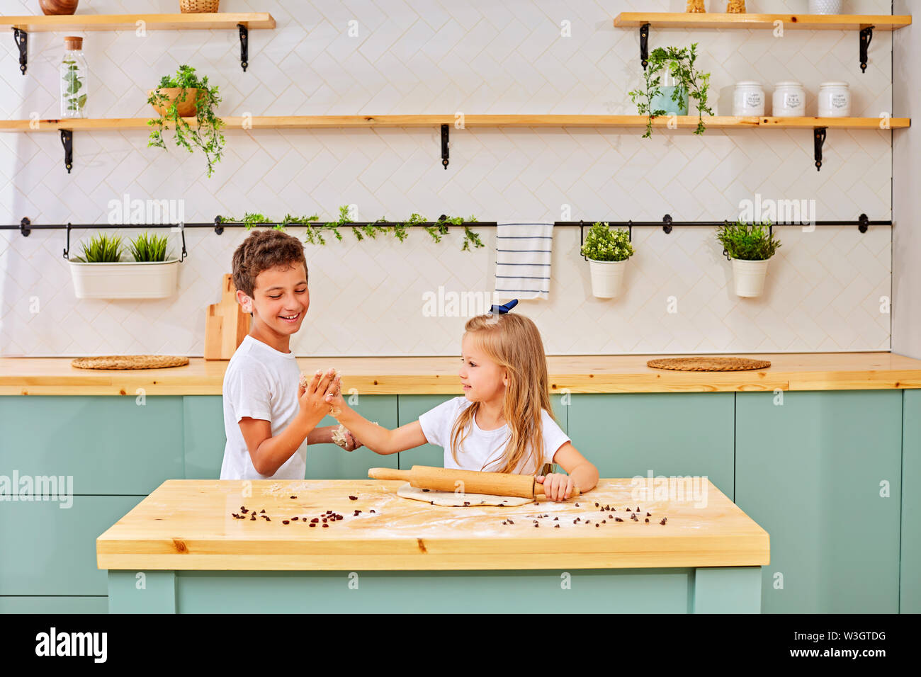 Brother sister in kitchen hi-res stock photography and images - Alamy