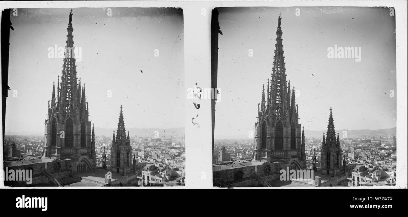 Cimbori i agulla de la catedral de Barcelona Stock Photo - Alamy