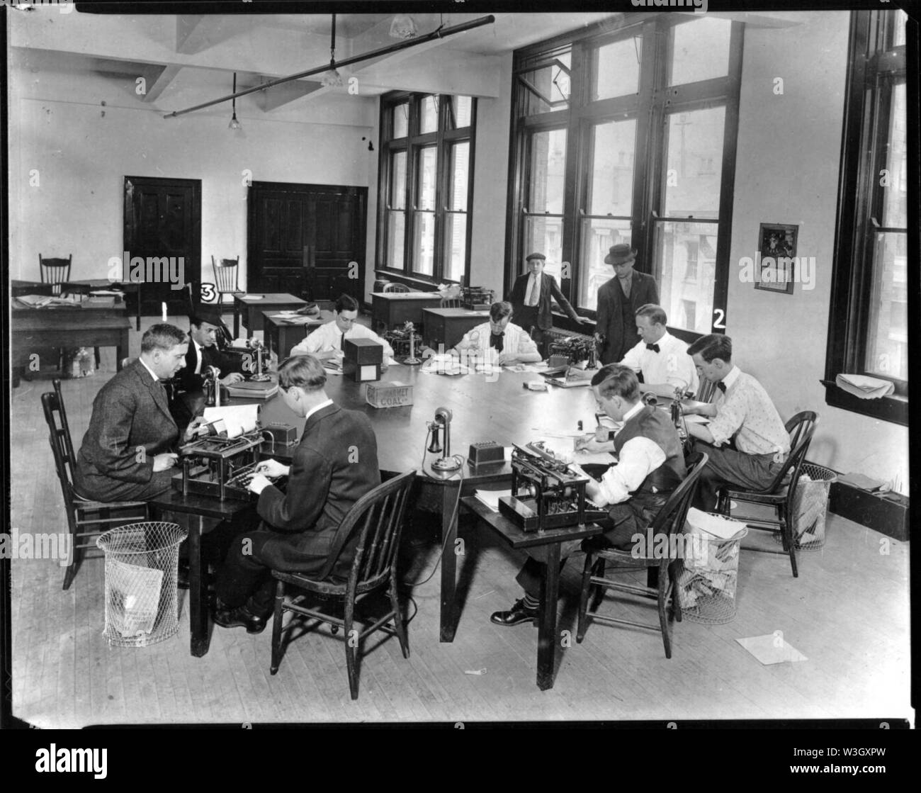 Cincinnati Post city copy desk, 1910 Stock Photo - Alamy