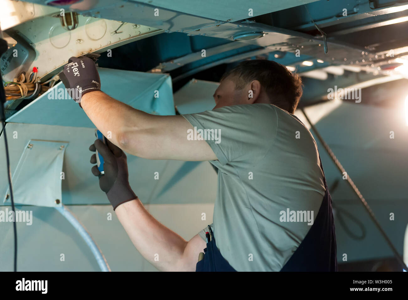 Worker maintaining a Mi-8 helicopter. Tyumen Stock Photo - Alamy