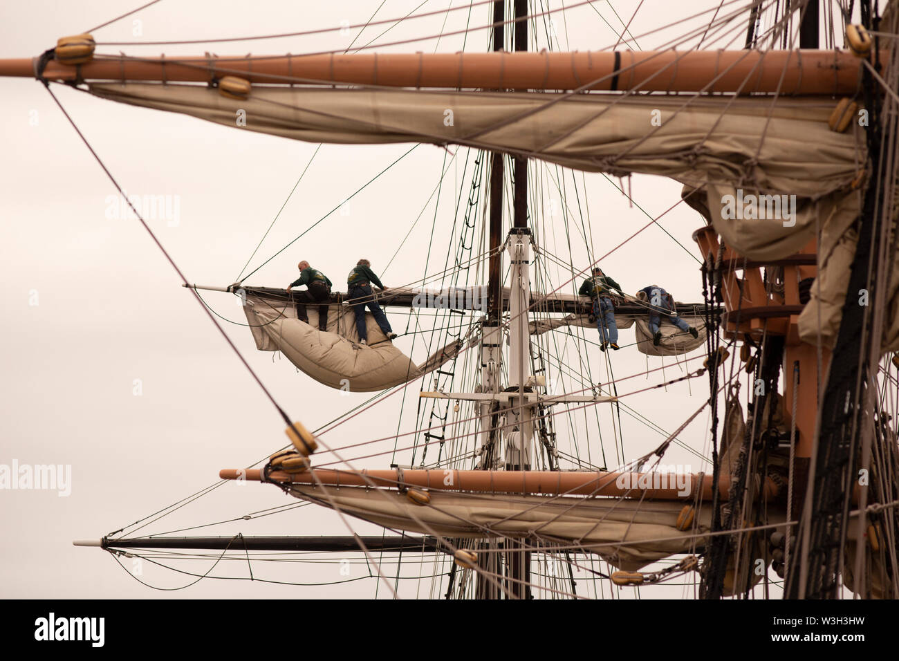 Mast with rigging and Pirate flag waving in the breeze Stock Photo - Alamy