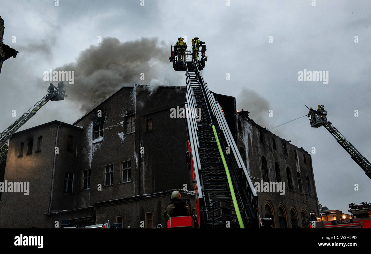 Berlin, Germany. 16th July, 2019. A dense cloud of smoke stands above ...
