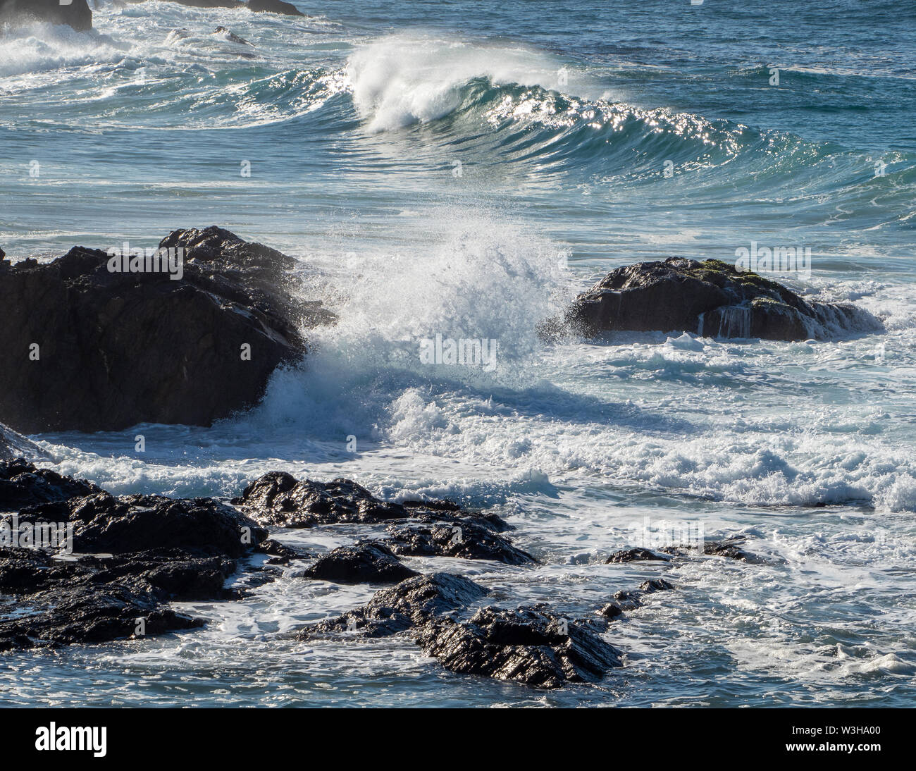 Water breaking around rocks hi-res stock photography and images - Alamy