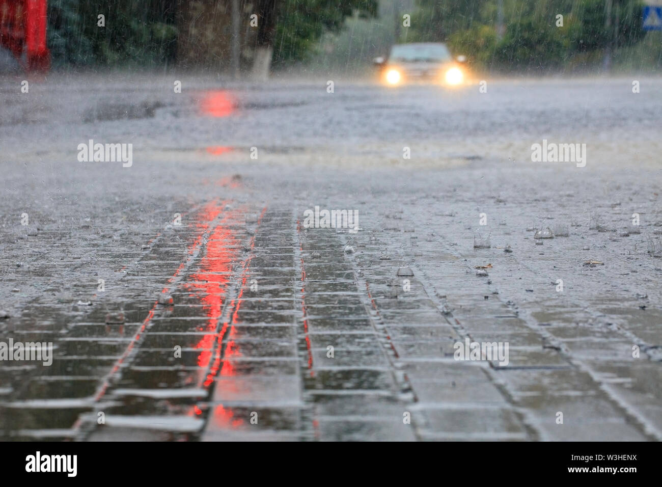 Rain drops falling on pavement hi-res stock photography and images - Alamy
