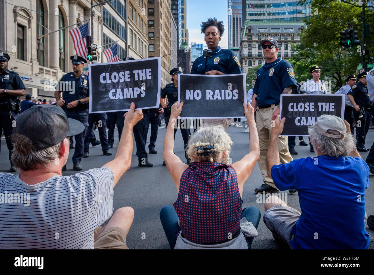 Kids in cages at border hi-res stock photography and images - Alamy
