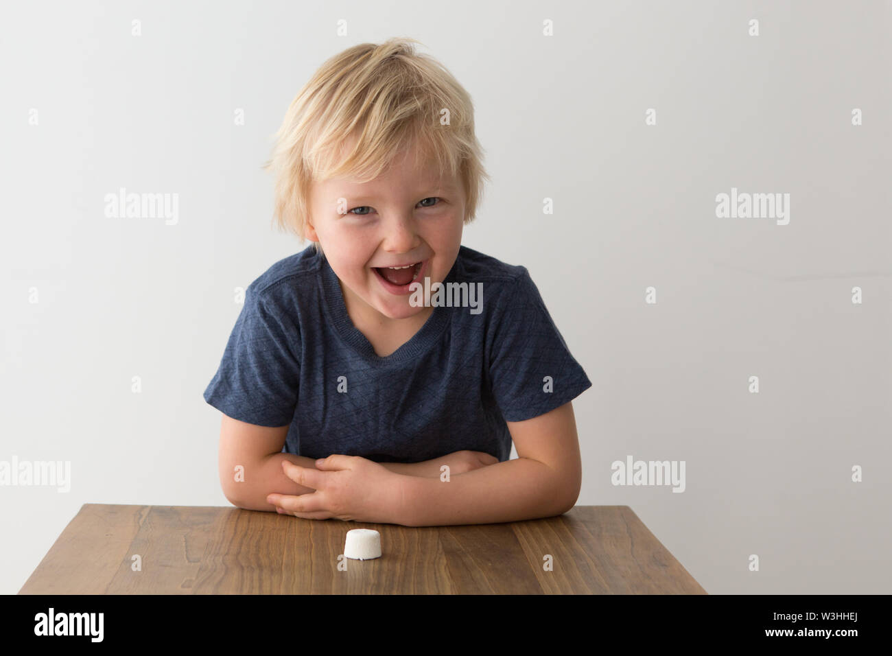 The marshmallow test experiment hi-res stock photography and images - Alamy