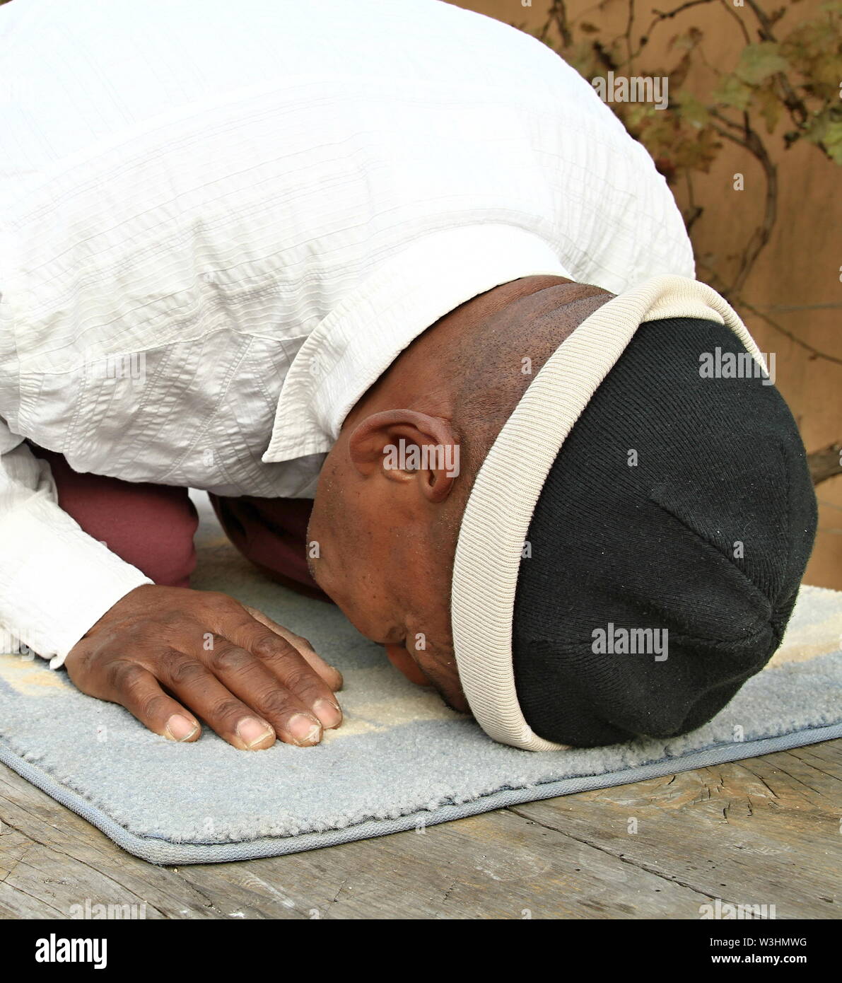 muslim man praying on rug stock image and stock photo Stock Photo - Alamy
