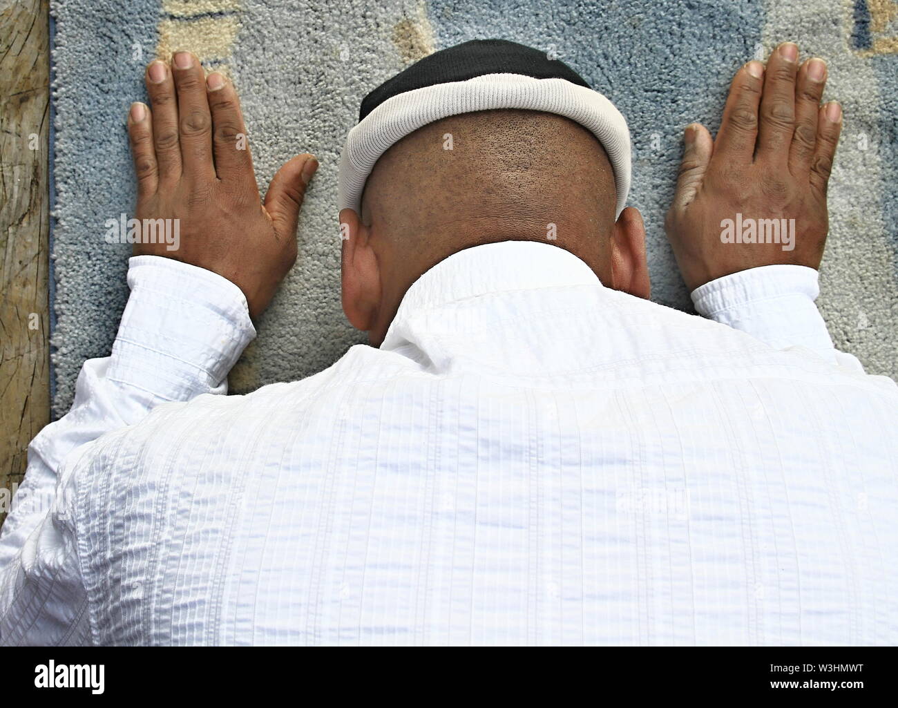 Muslim man praying on rug hi-res stock photography and images - Alamy