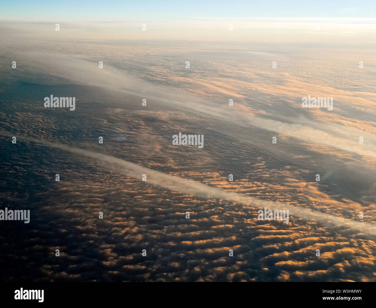 Condensations trails hi-res stock photography and images - Alamy