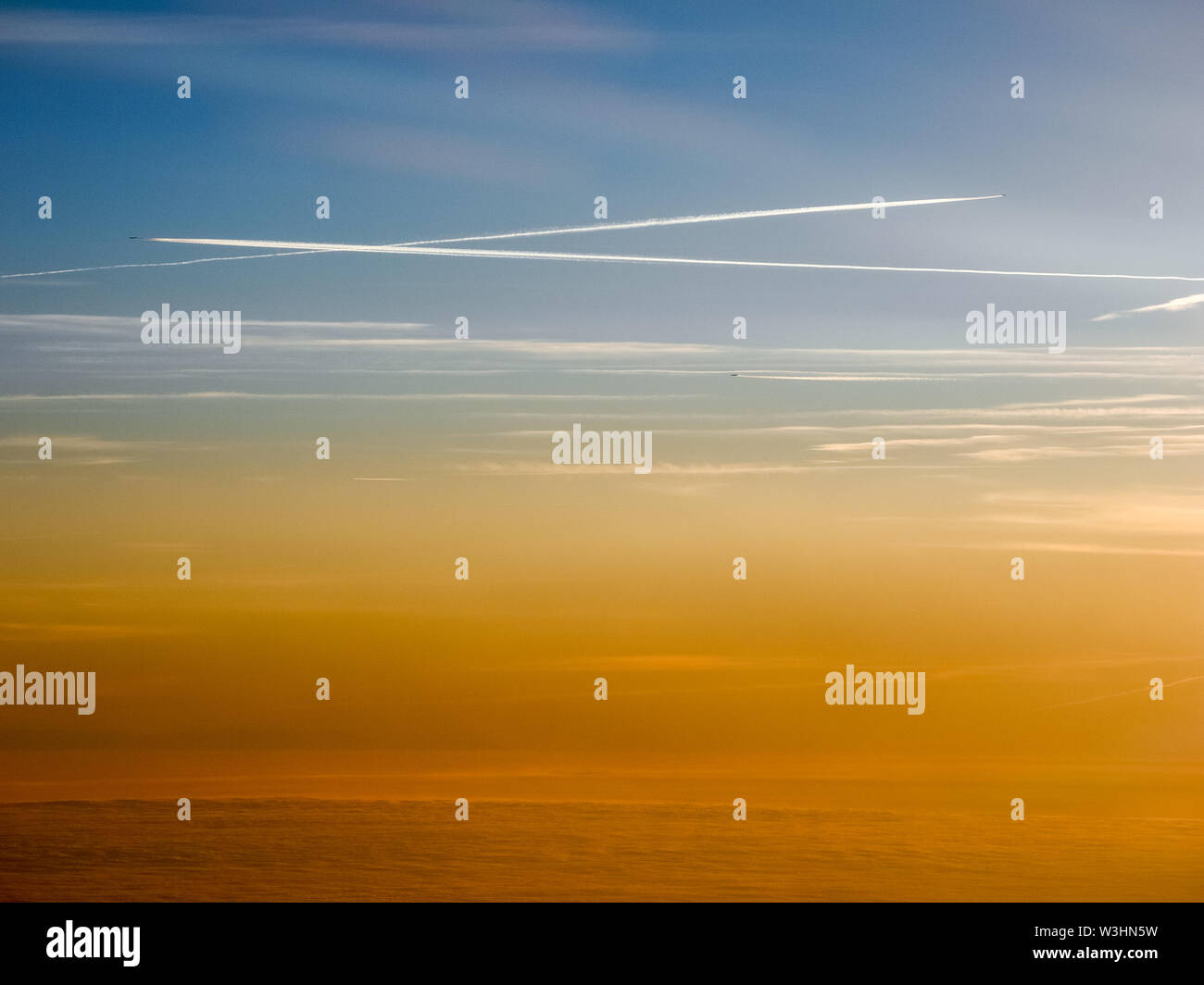 Condensations trails hi-res stock photography and images - Alamy