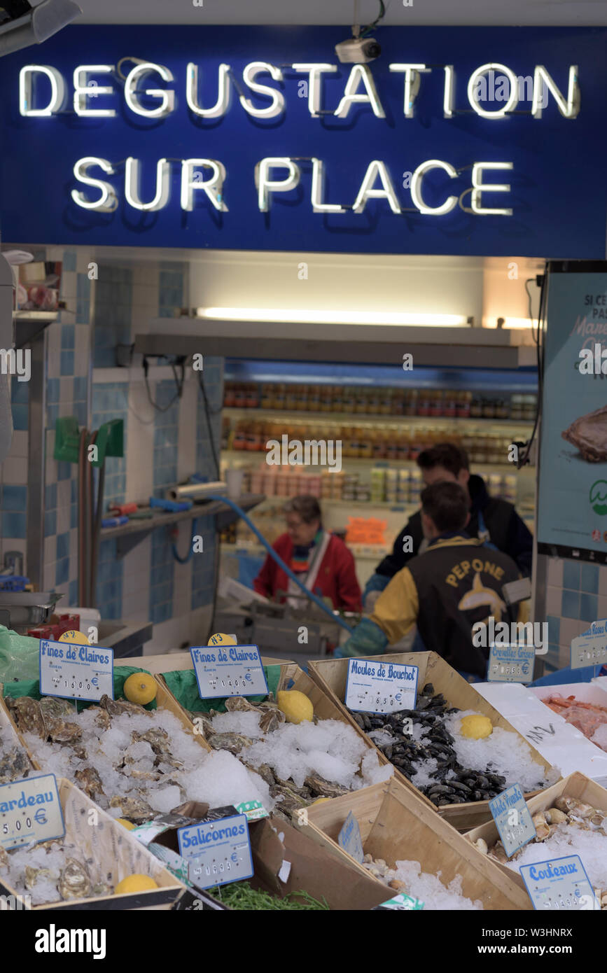 Oysters and fresh seafood paris hi-res stock photography and images - Alamy