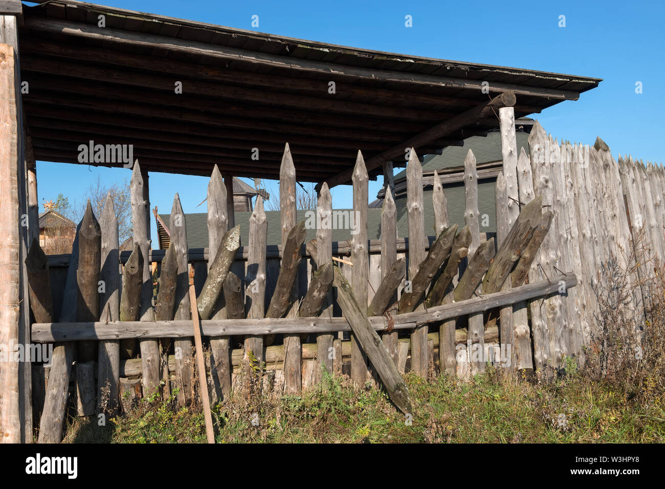 Wooden wall of the Slavic Kremlin from pointed logs Stock Photo - Alamy