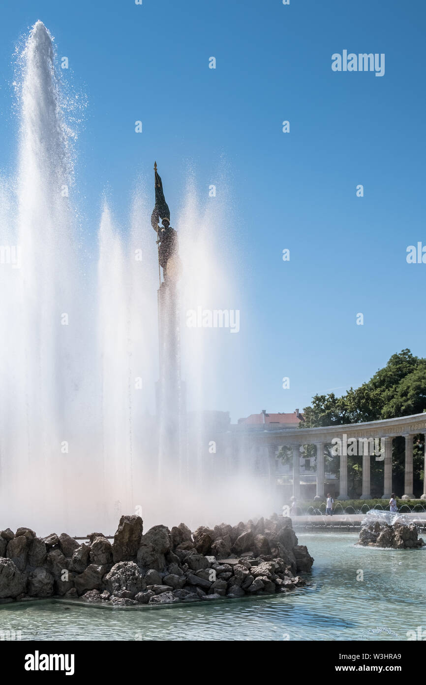 Ww2 fountain hi-res stock photography and images - Alamy
