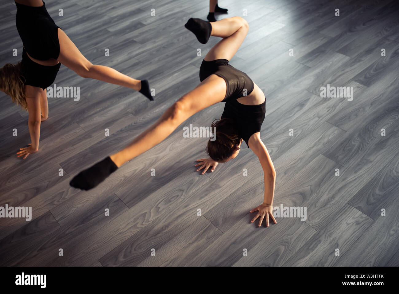 Dance modern group hi-res stock photography and images - Alamy