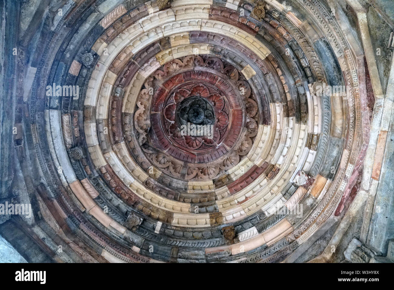 Quwwat-ul-Islam Mosque, dome, Qutb Minar Complex, Delhi, India Stock ...