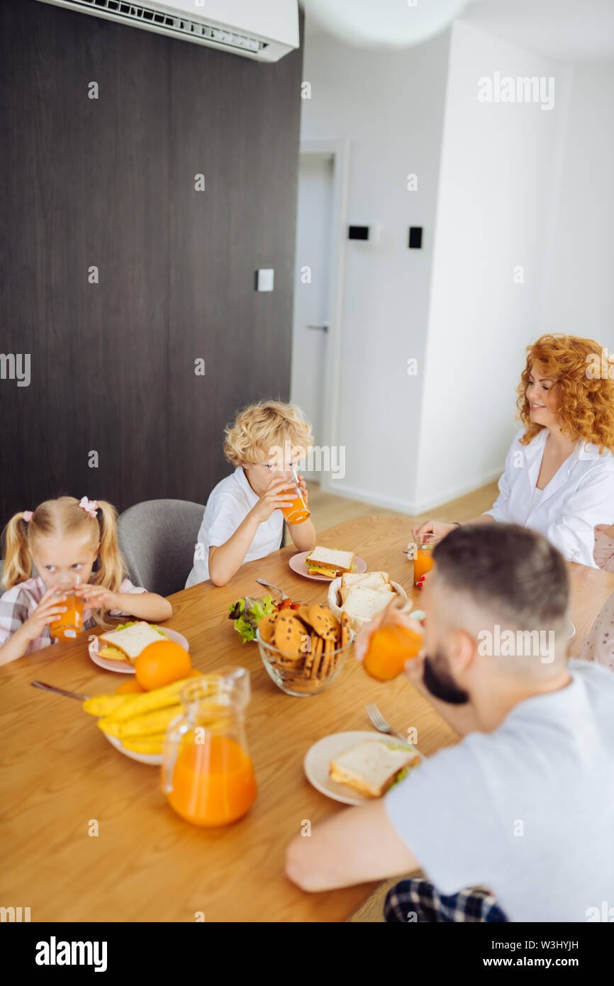 Family kids sitting around table hi-res stock photography and images ...