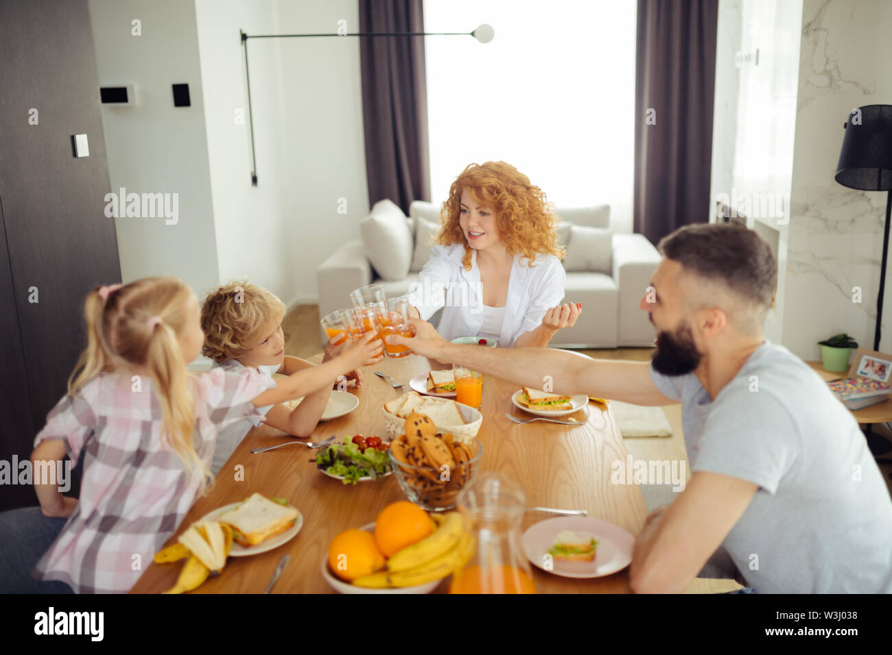 Family kids sitting around table hi-res stock photography and images ...