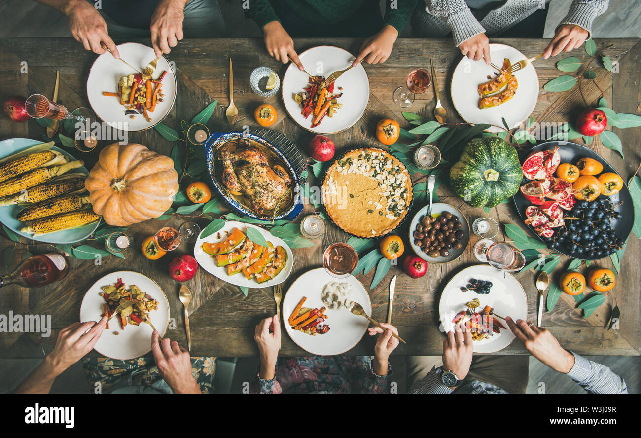 Thanksgiving, Friendsgiving holiday celebration. Flat-lay of friends ...