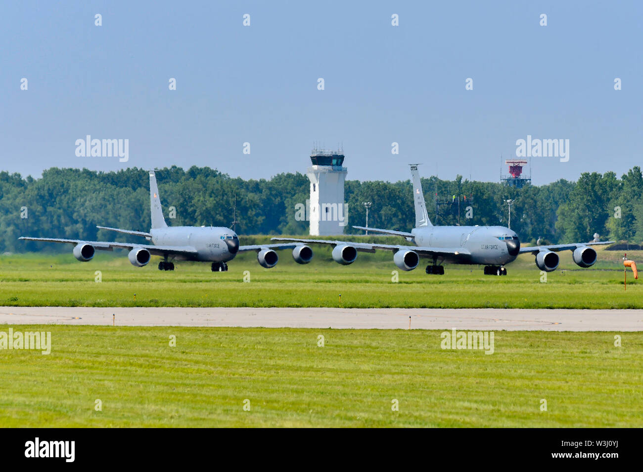 Air refueling squadron crews hi-res stock photography and images - Alamy