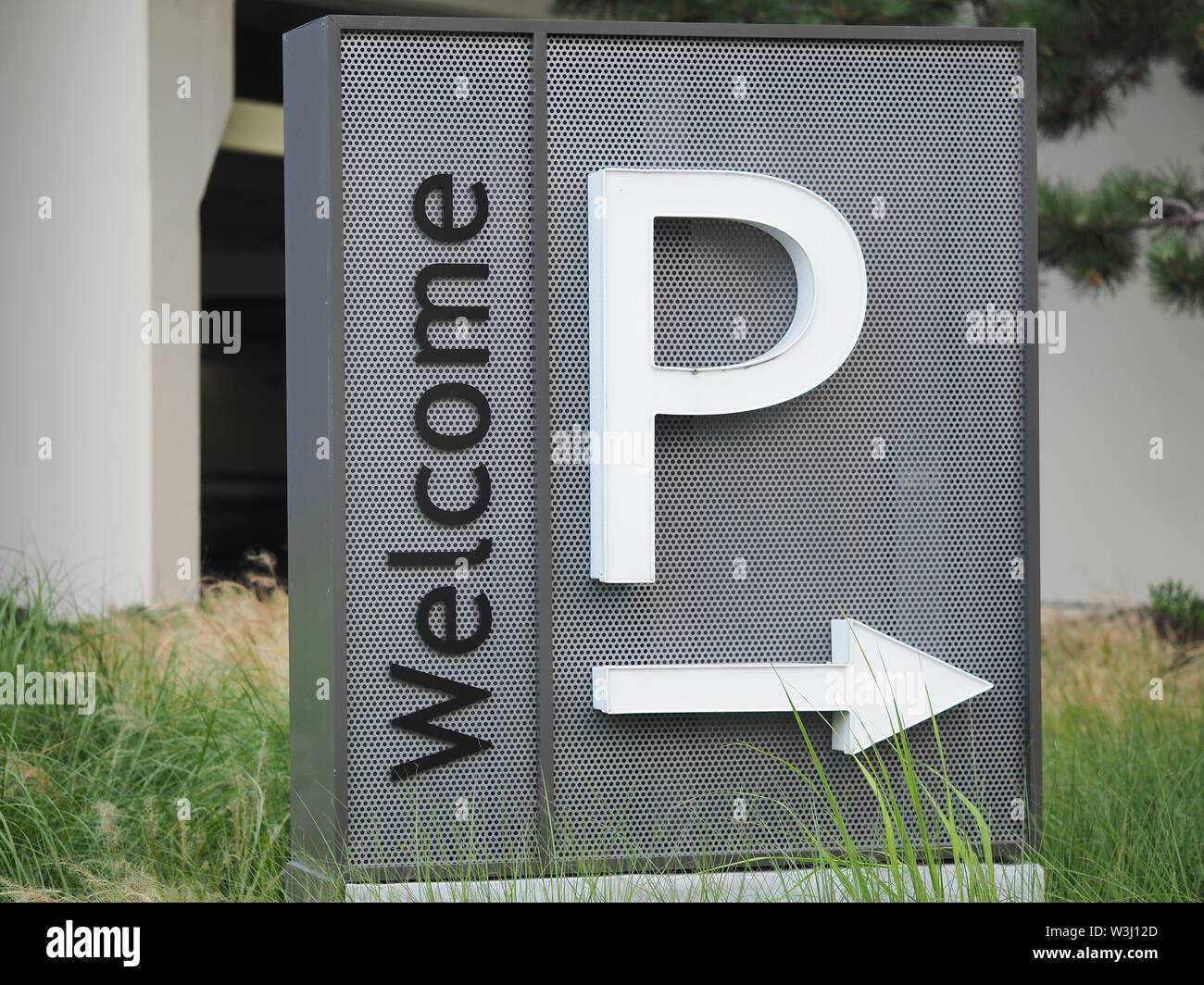 Welcome Parking sign in Bellevue WA USA, July 2019 Stock Photo - Alamy