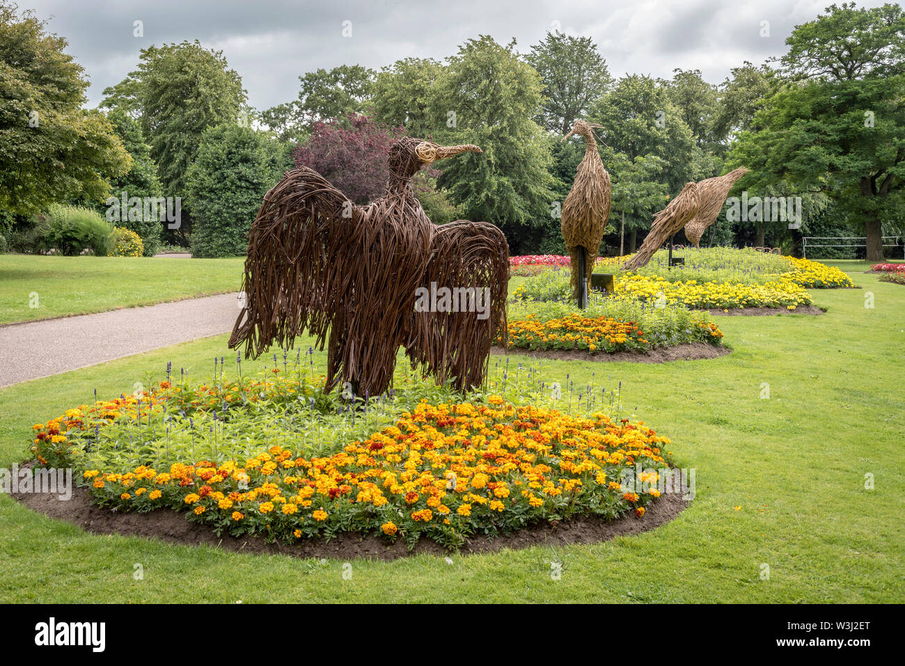 Wicker bird sculptures in Grosvenor Park, Chester Stock Photo - Alamy