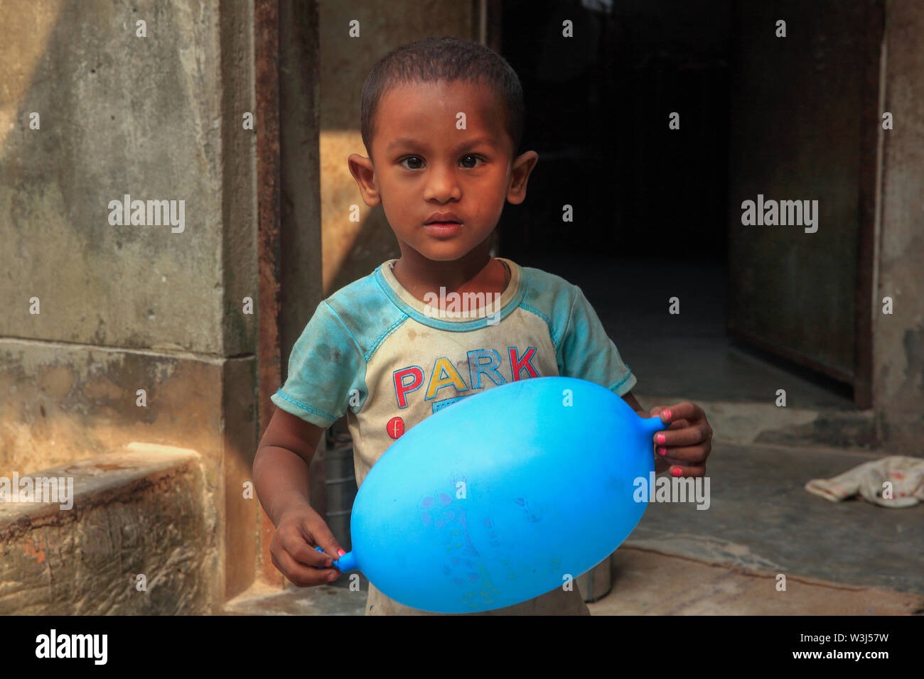Slum boy hi-res stock photography and images - Alamy
