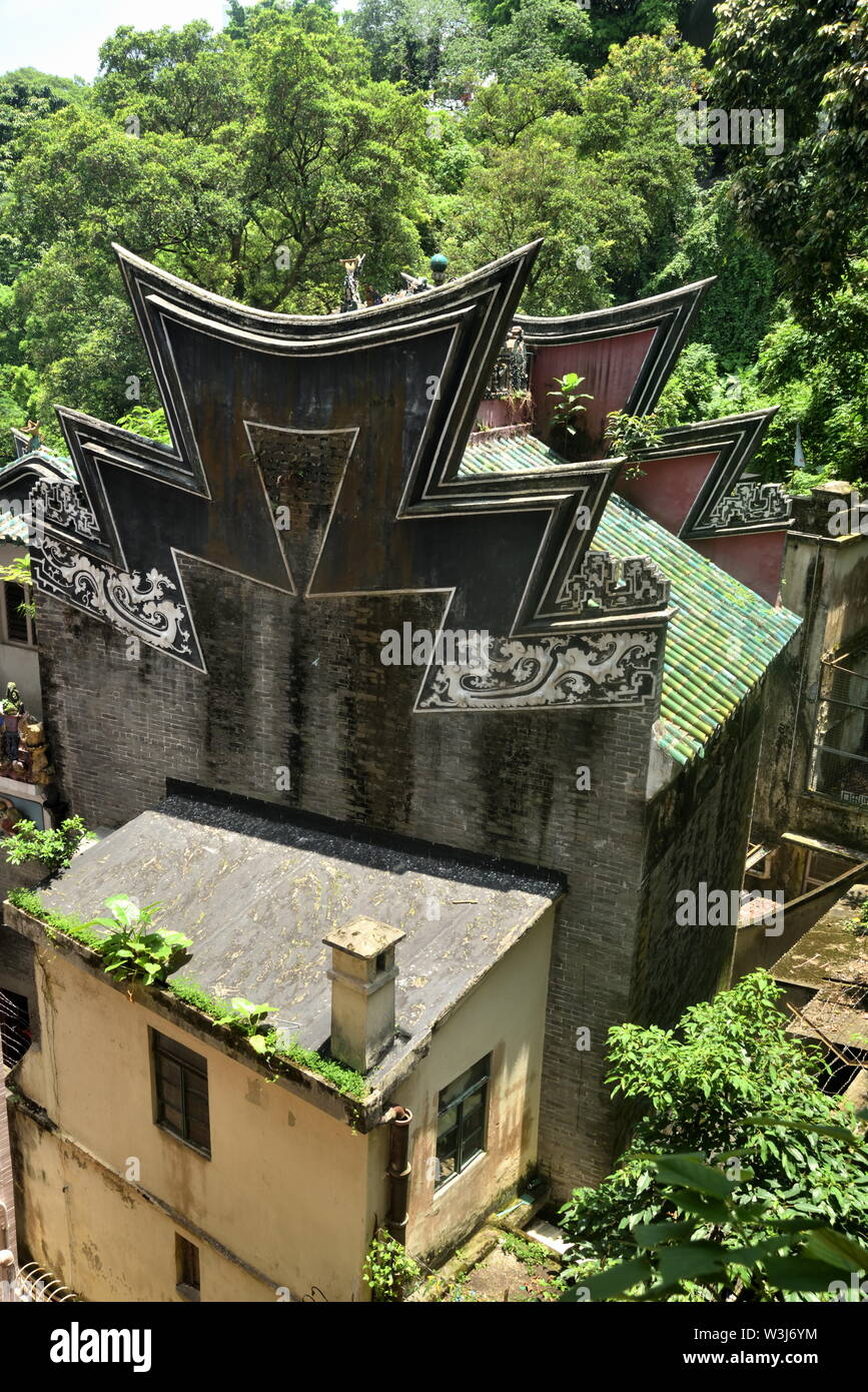 Side temple pan hi-res stock photography and images - Alamy