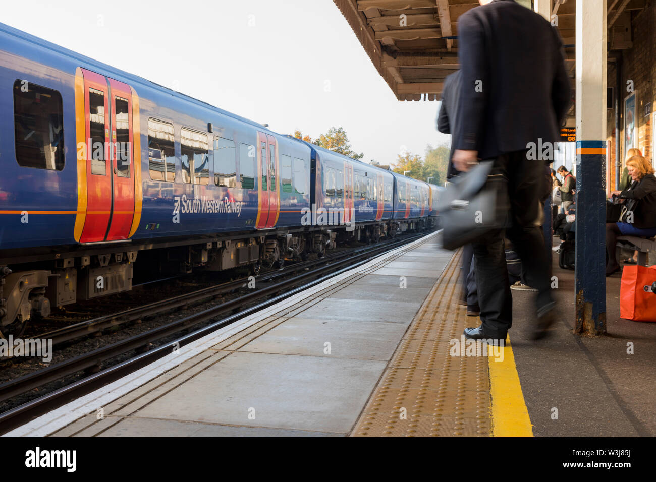 Farnham station hi-res stock photography and images - Alamy