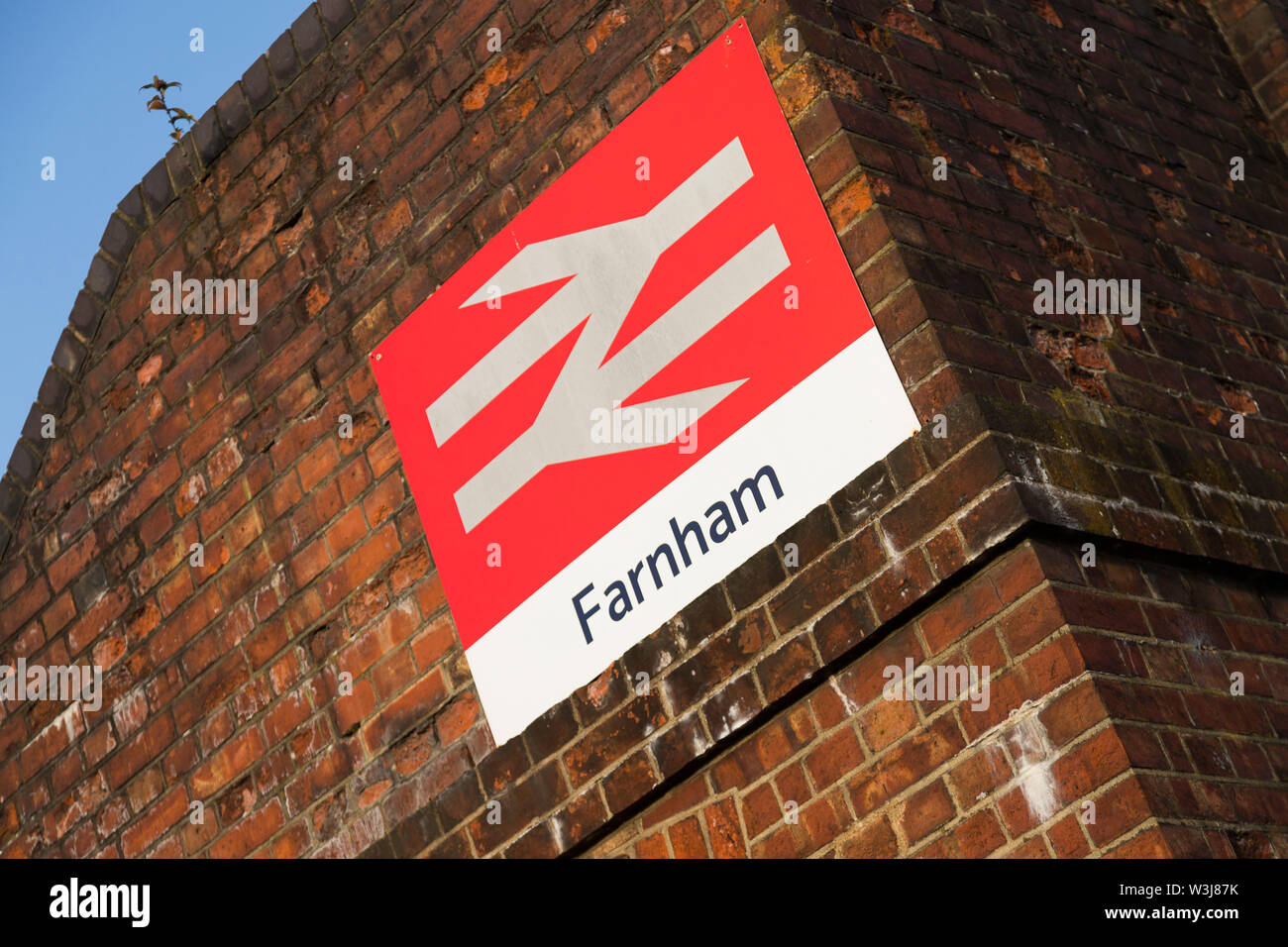 Farnham station hi-res stock photography and images - Alamy
