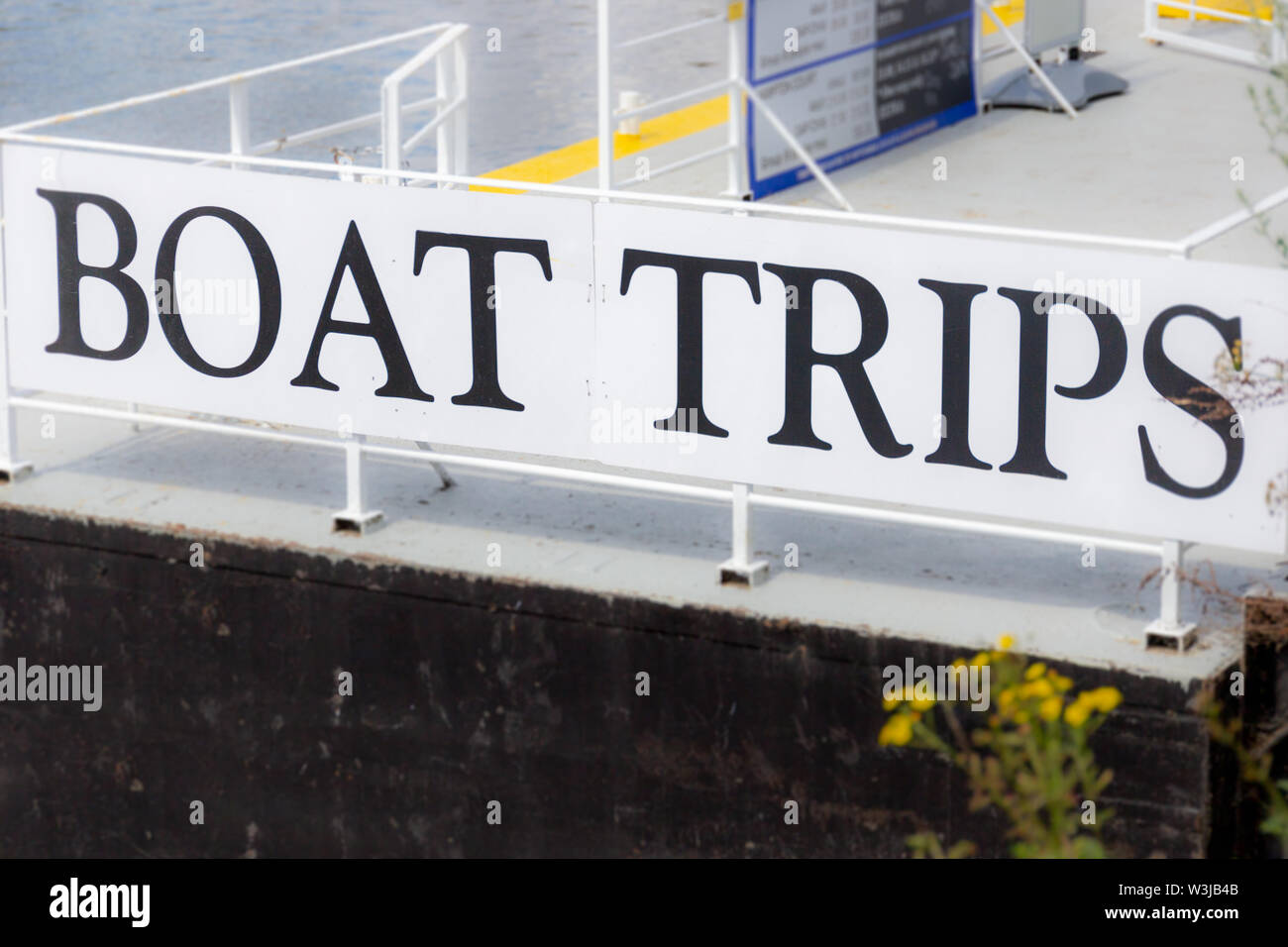 Boat trips sign signs hi-res stock photography and images - Alamy