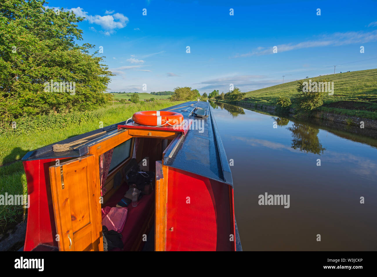 Blue and red narrowboat hi-res stock photography and images - Alamy