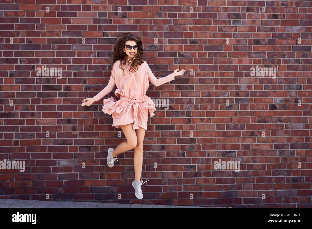 Young woman brick wall hi-res stock photography and images - Alamy