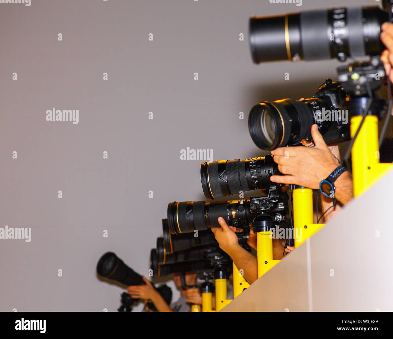 Professional photographer team hi-res stock photography and images - Alamy