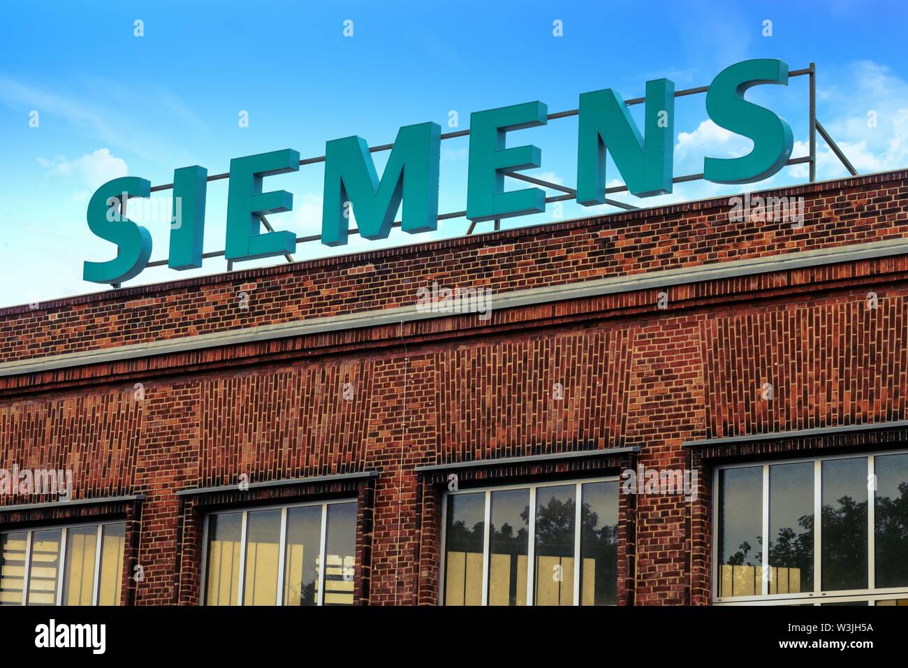 Factory rooftop hi-res stock photography and images - Alamy