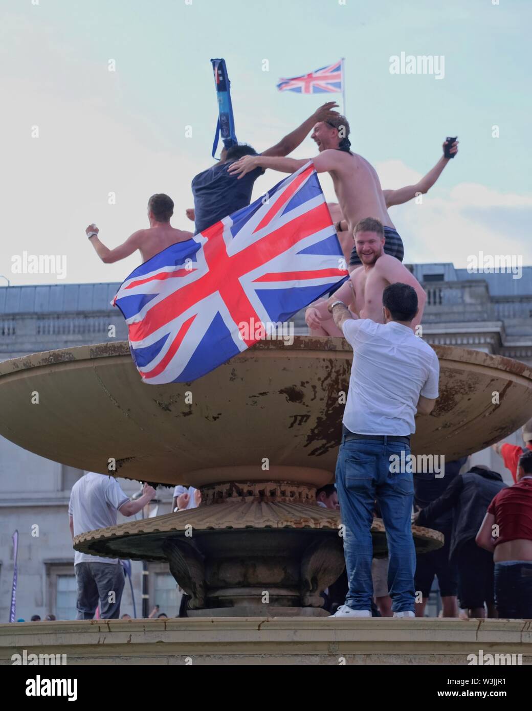 World cup english fans celebration hi-res stock photography and images ...
