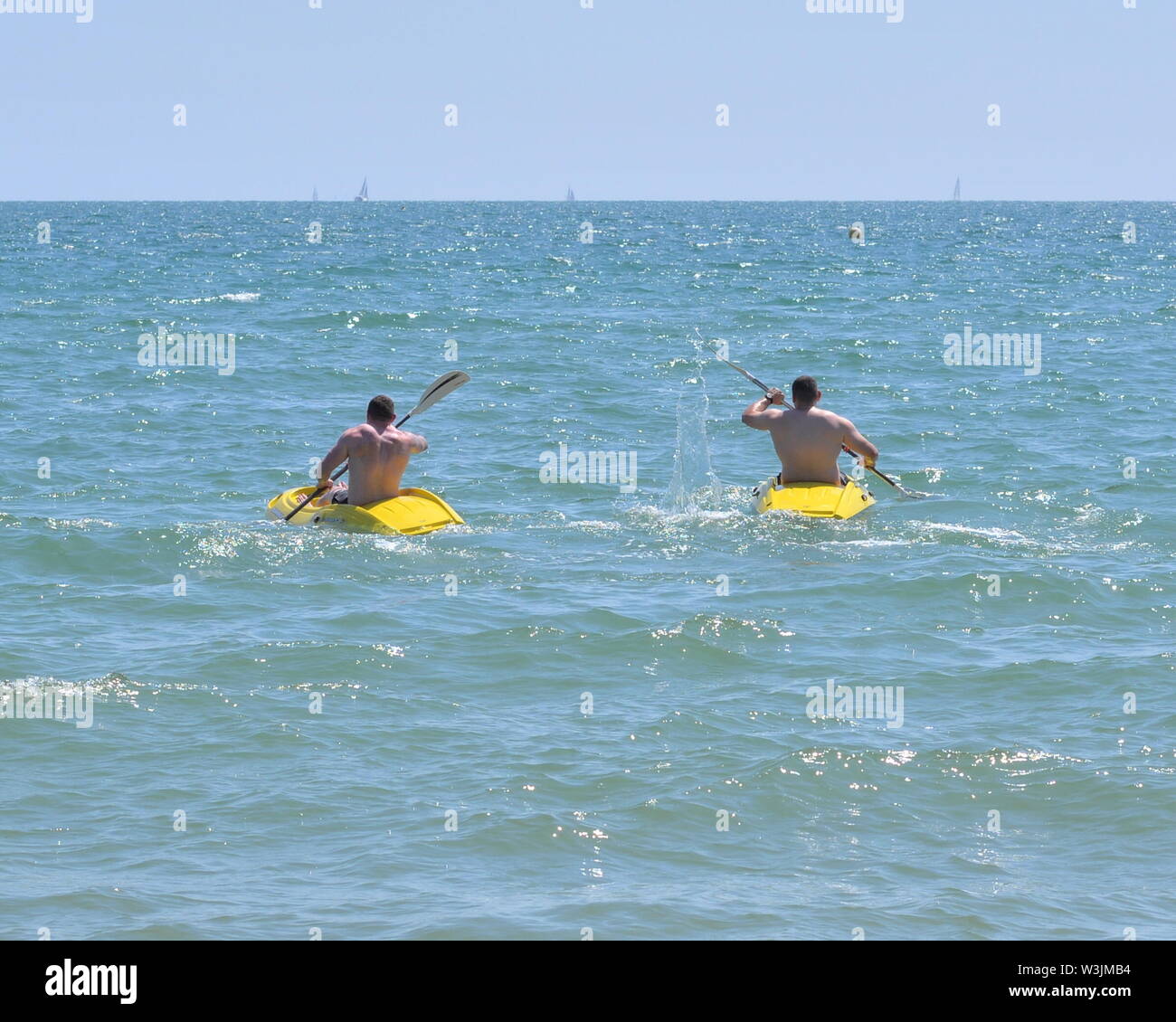 Two men paddling yellow kayaks hi-res stock photography and images - Alamy