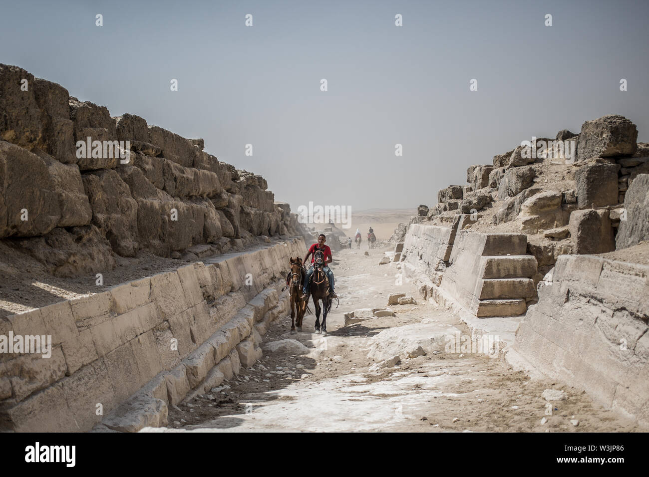 Giza, Egypt. 16th July, 2019. A Egyptian man rides a horse on an ...