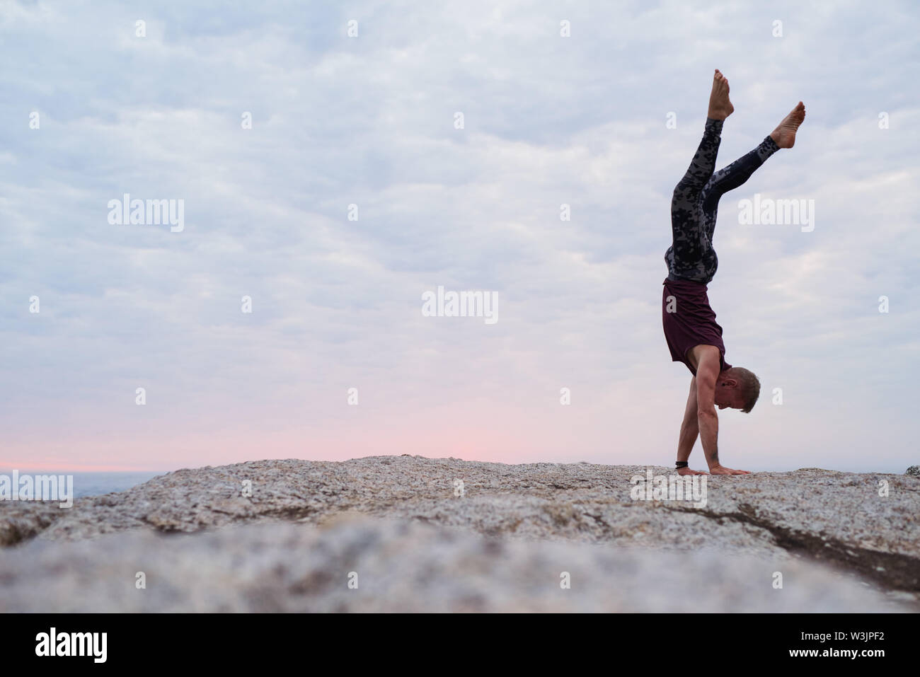 Hand stand hi-res stock photography and images - Alamy