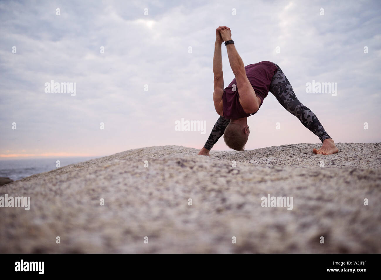 Dramatic pose hi-res stock photography and images - Alamy