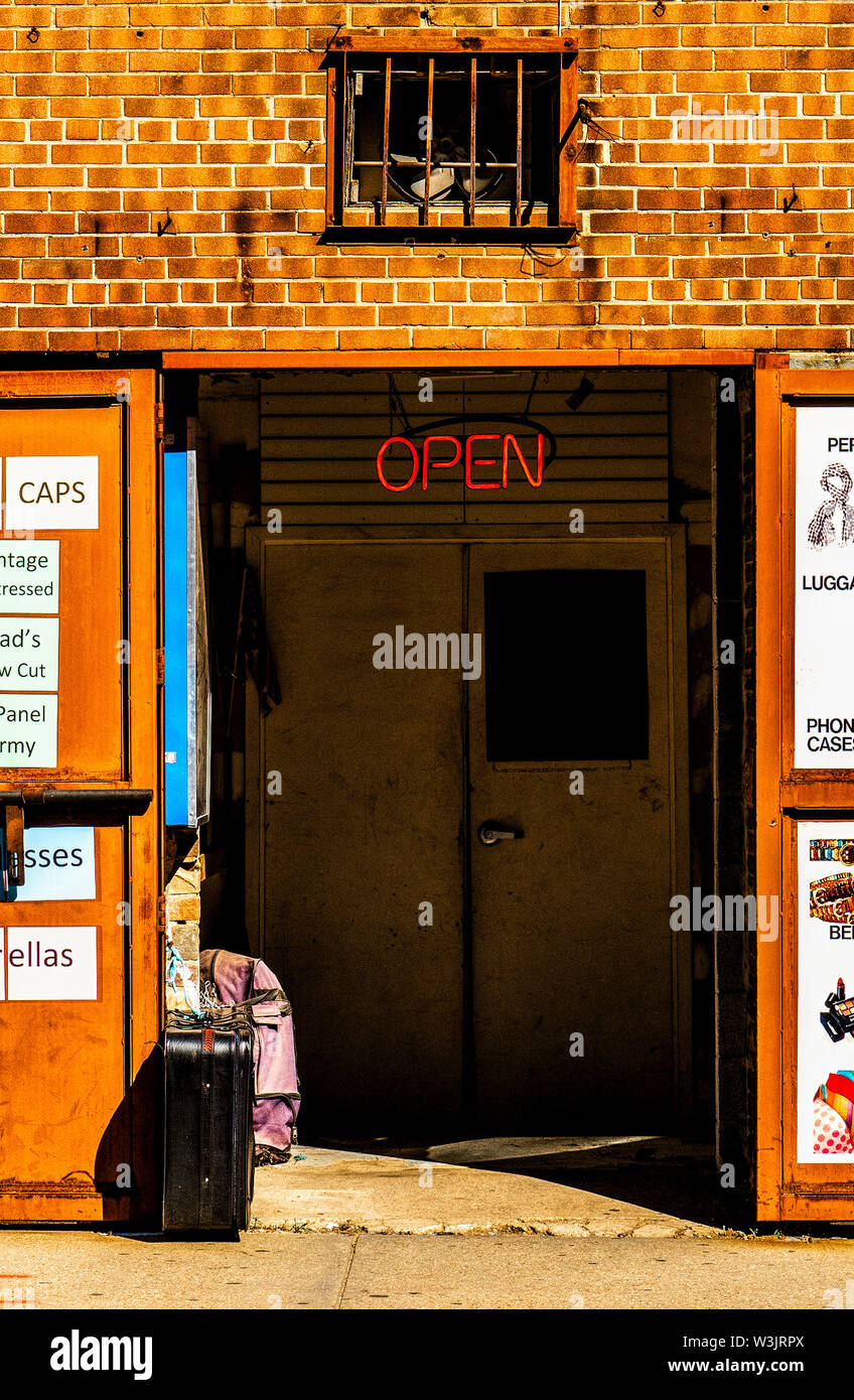 Open business doorway hi-res stock photography and images - Alamy