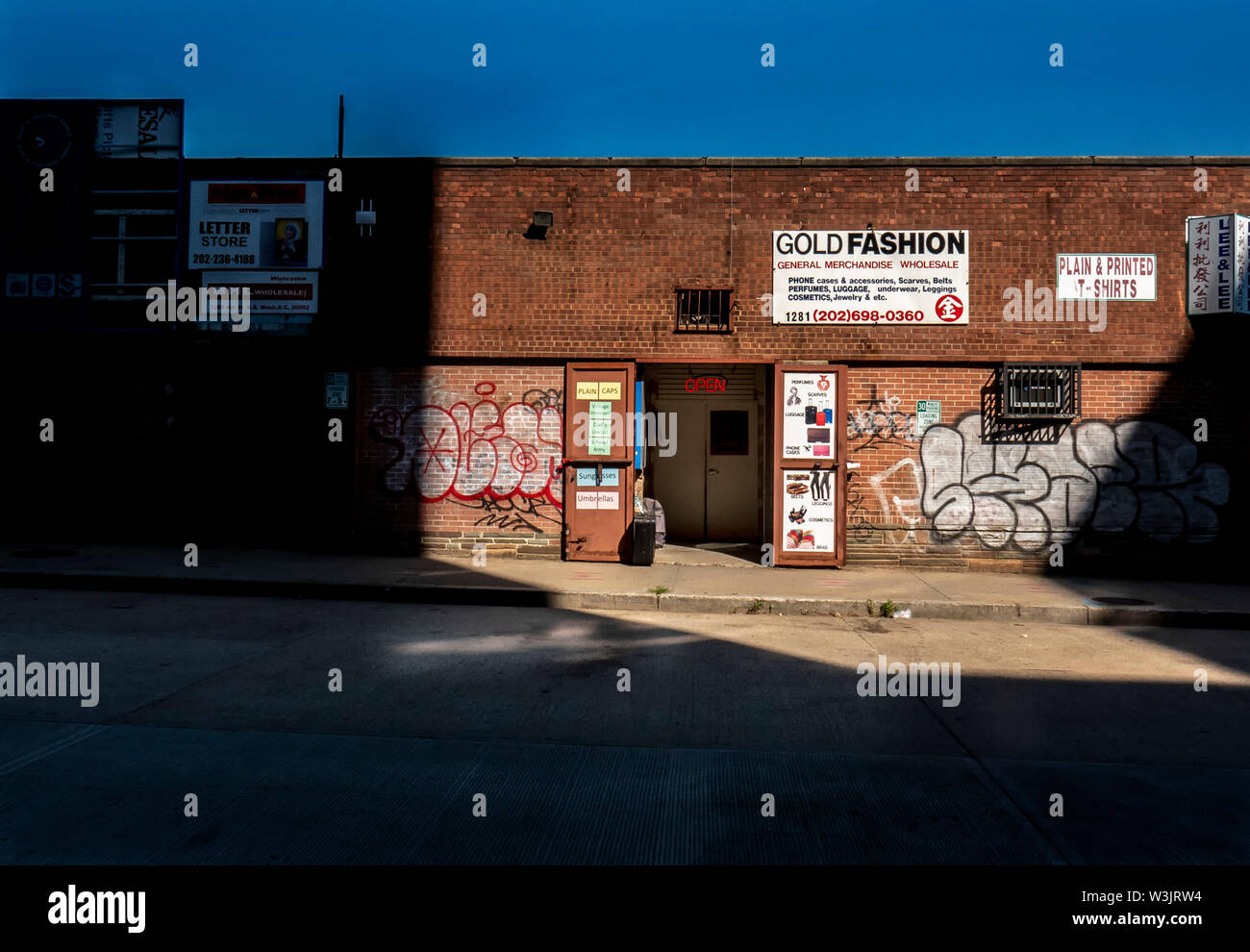 Street side advertising hi-res stock photography and images - Alamy