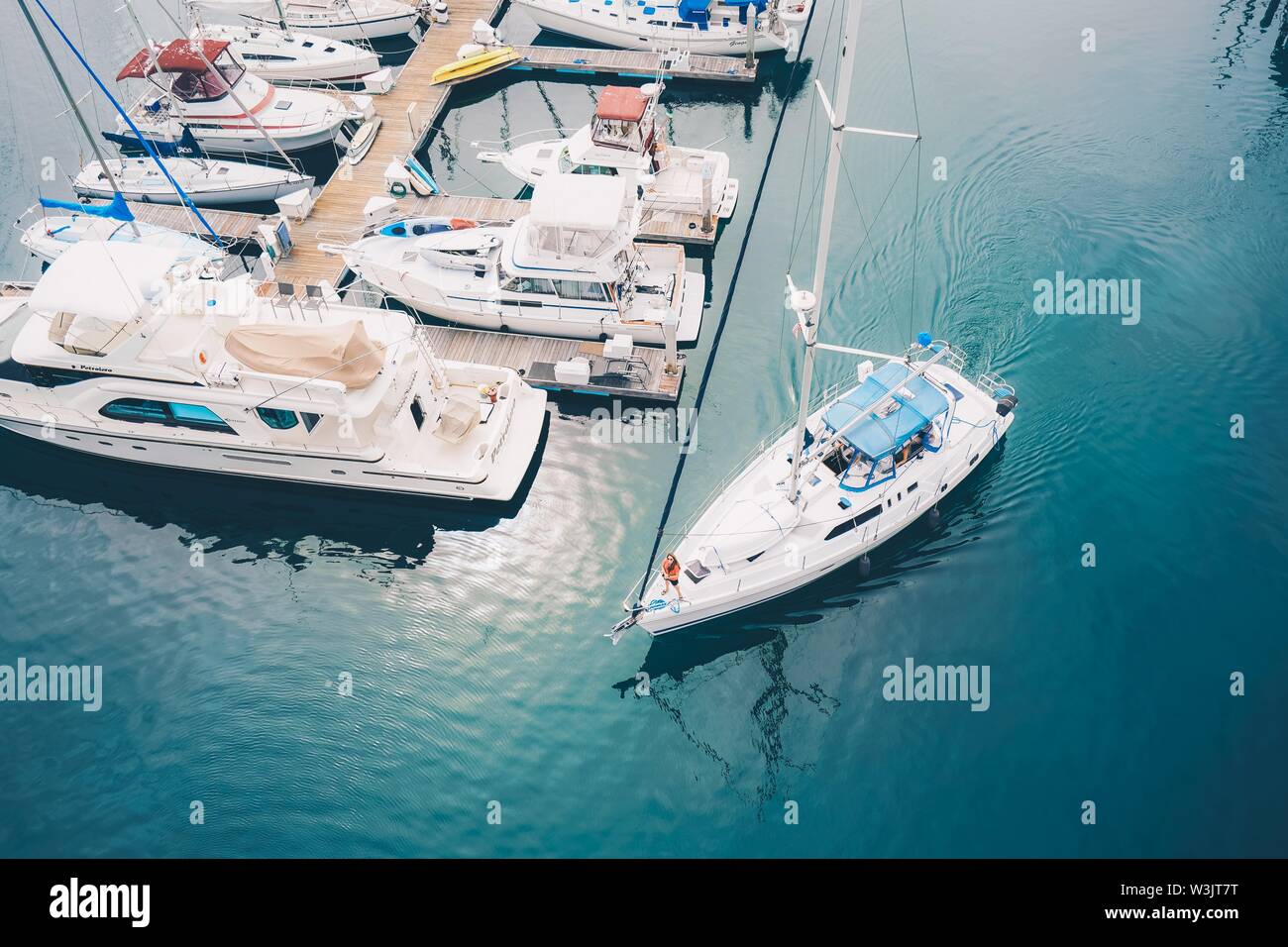 Sailing yacht leaving dock hi-res stock photography and images - Alamy
