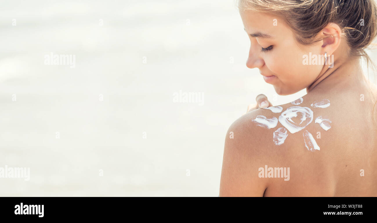 Spray tan applying hi-res stock photography and images - Alamy