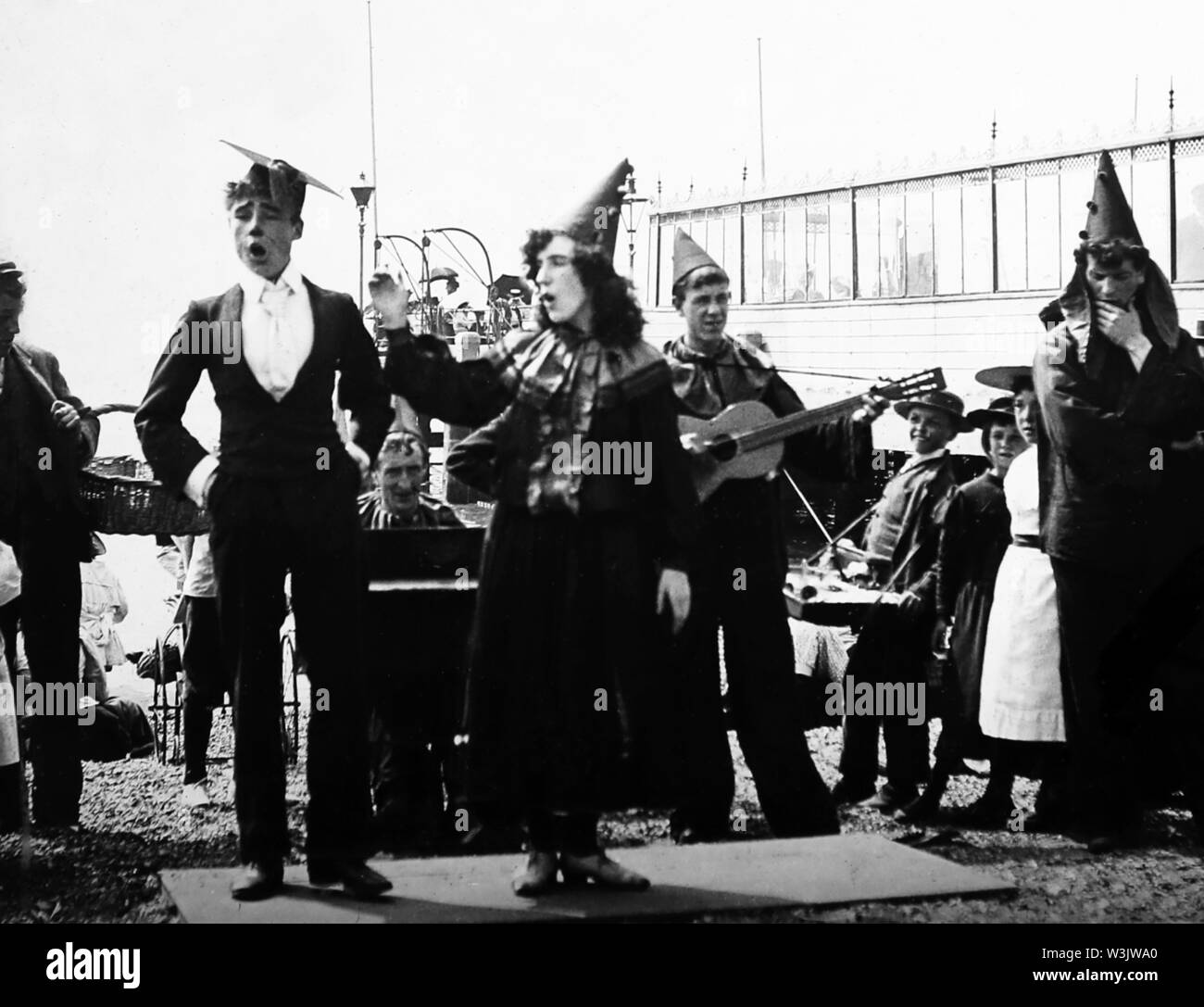 Pierrots hi-res stock photography and images - Alamy