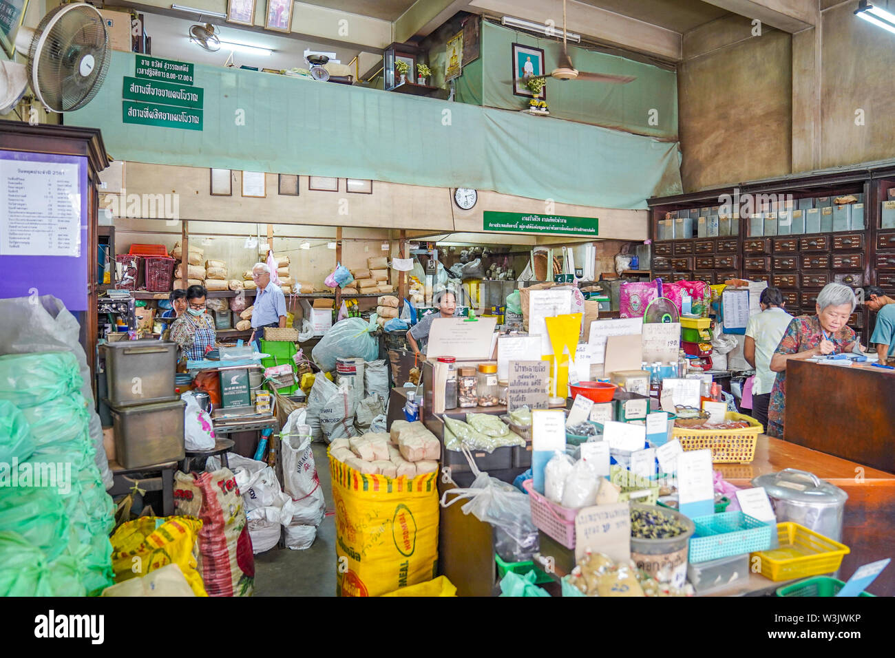 BANGKOK, THAILAND - 15 Nov, 2018: The Environment of Local Vintage Thai ...