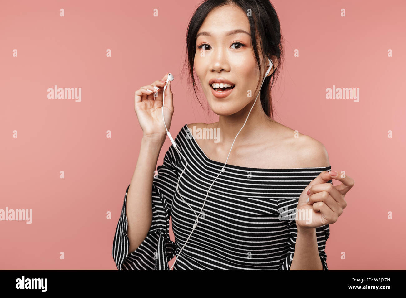 Korean girl singing hi-res stock photography and images - Alamy