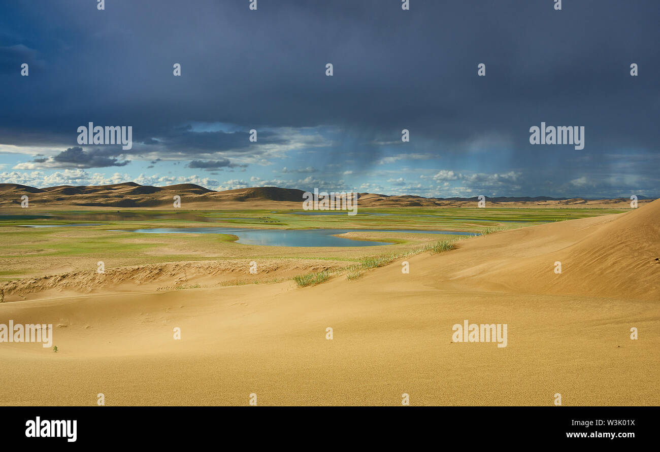 Khongor els sand dunes hi-res stock photography and images - Alamy