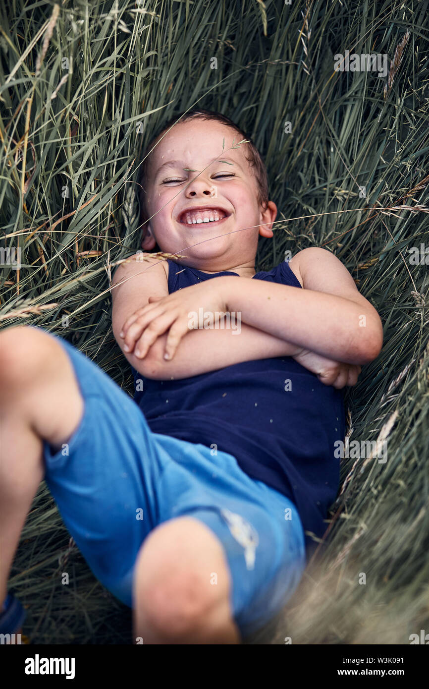 Children playing in tall grass hi-res stock photography and images - Alamy